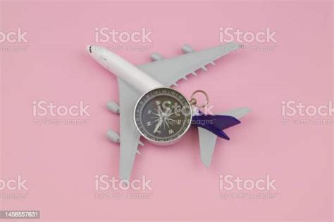 ピンクの背景に飛行機のモデルとコンパス おもちゃのストックフォトや画像を多数ご用意 おもちゃ カラー画像 コンセプト Istock