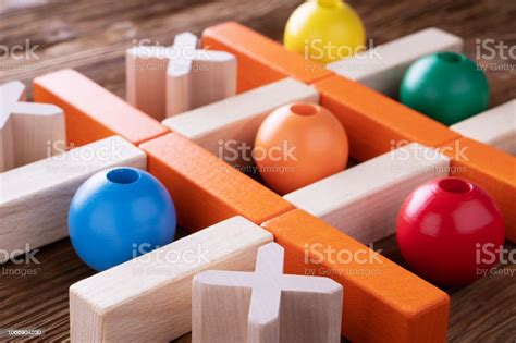 나무 Tic Tac 발가락 게임 전략 위험 사업에 경쟁의 개념 0에 대한 스톡 사진 및 기타 이미지 0 갈색 개념