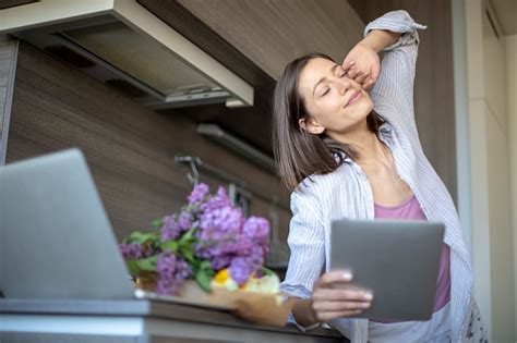 부엌에서 보라색 꽃과 함께 아름 다운 젊은 여자의 초상화 가정 생활에 대한 스톡 사진 및 기타 이미지 가정 생활 가정 주방 가정 주부 Istock