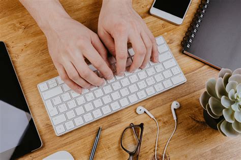 키보드 흰색 이어폰 및 사무 용품 유행 나무 사무실 책상의 상위 뷰 작업 망 손 공란에 대한 스톡 사진 및 기타 이미지 공란 교육 남자 Istock