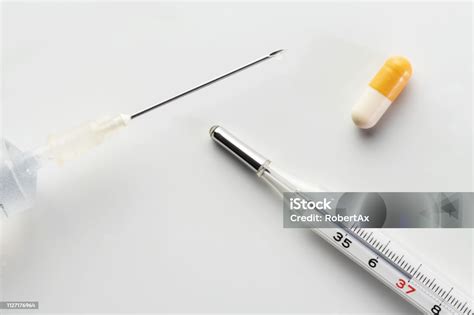 Medische Spuit De Kwikthermometer En De Pil Capsule Geïsoleerd Op Wit