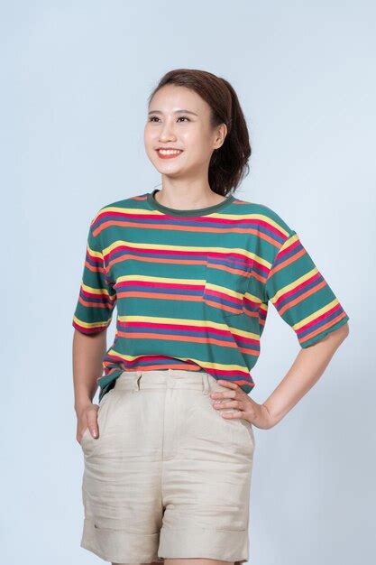 Menina Do Sexo Feminino Com Um Sorriso Perfeito Olhando Para A Direita Foto Premium