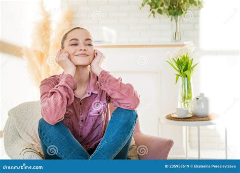 Sonriente Niña Milenaria Caucásica Sentada Descansando En La Silla Con Ropa Casual Imagen de