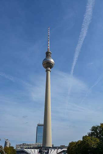 나무와 푸른 하늘 아래에서 베를린 Fernsehturm 0명에 대한 스톡 사진 및 기타 이미지 0명 건축 건축물 Istock
