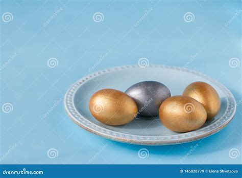Oeufs De P Ques D Or Et Argent S Sur Une Soucoupe En Porcelaine Sur Un