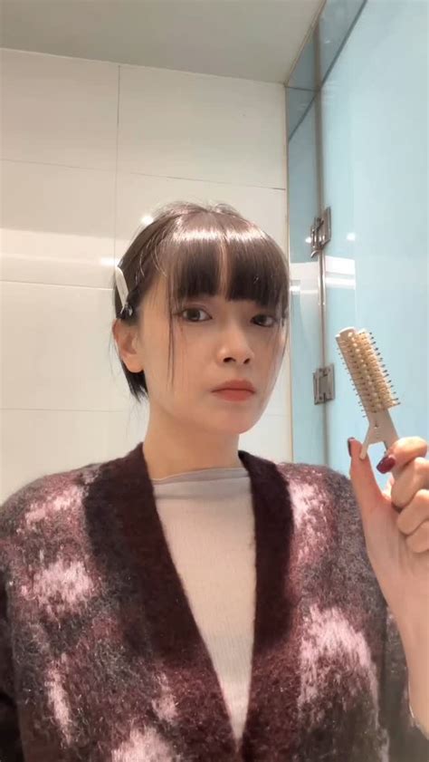 沒想到上一篇空氣瀏海梳這麼多人有興趣 示範影片來了 1 先用乾洗髮（或髮用控油蜜粉）打底髮根 2 空氣瀏海梳吹風機（熱風風速不用太大