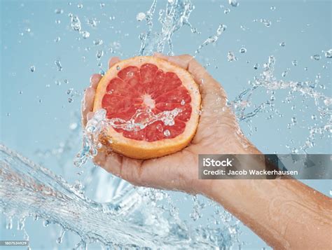 몸과 피부의 건강을 위한 자몽 과일 물 자연식 살빼기 피부과 식품으로 스킨케어 건강한 라이프스타일이나 여성 오르가즘을 위한