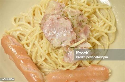 튀긴 매운 스파게티 카르 보 나라 토핑 베이컨과 돼지 고기 소시지와 프렌치 프라이 커플 샐러드 감자 요리에 대한 스톡 사진 및 기타 이미지 Istock