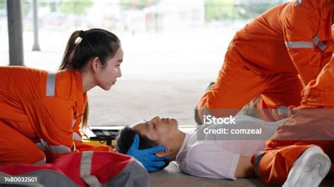 응급 의료 기술자 아시아 여성 간호사 개념의 수동 안정화를 들고 있다 간호사에 대한 스톡 사진 및 기타 이미지 Istock
