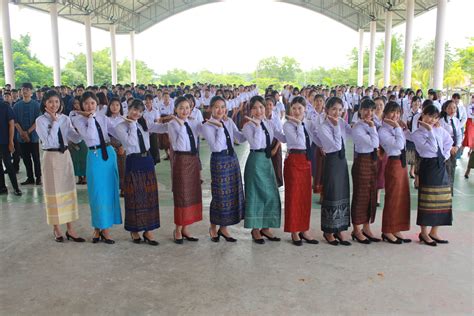 วิทยาลัยการอาชีพบ้านไผ่ แต่งกายด้วยชุดไทยทุกวันศุกร์เพื่อเป็นการสืบสาน