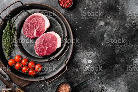 신선한 쇠고기 스테이크 슬라이스 검은 어두운 돌 테이블 배경에 상단 보기 평면 누워 텍스트복사 공간 0명에 대한 스톡 사진 및
