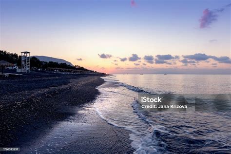 산토리니 페리볼로스의 검은 자갈 해변 일출 시 페리사 바다 파도 해변 의자와 우산 구름이 있는 아름다운 하늘 0명에 대한 스톡 사진 및 기타 이미지 Istock