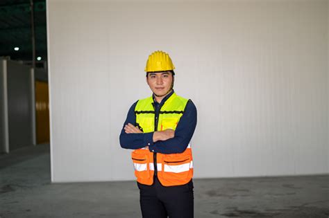 아시아 사람들은 엔지니어 스탠딩 건축 부문 및 산업 노동자 개념입니다 자신감 넘치는 젊은 아시아 엔지니어 반사 옷과 헬멧을 쓴 건설 관리자 20 24세에 대한 스톡 사진 및