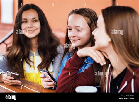 Tres Chicas Adolescentes Hablando Fotografías E Imágenes De Alta
