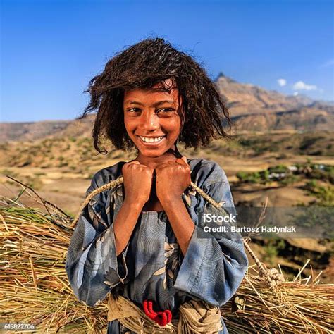 Retrato De Una Joven Africana Cargando Paja África Oriental Foto De