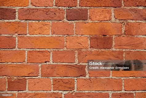 건물의 벽은 오래된 붉은 벽돌로 만들어졌습니다 텍스트 포스터에 대한 배경 벽돌이 파괴되고 벽돌이 무너져 냅니다 배경에 벽돌을 많이 배경 공간을 복사합니다 0명에 대한 스톡