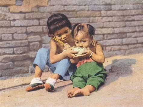 清朝老北京市井上色照 胡同里光着身子的孩子们