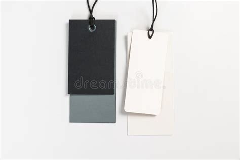 Um Par De Etiquetas Em Branco Em Voga Para Roupas De Fundo Cinza Imagem