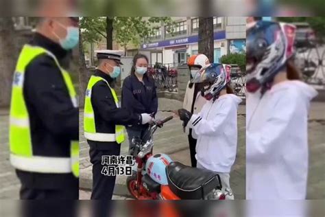 女子超载驾驶摩托车被拦 竟以为交警想要打车