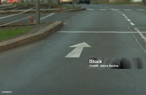 도로 교차로 아스팔트 표면의 경로를 나타내는 방향 표시 0명에 대한 스톡 사진 및 기타 이미지 0명 거리 고속도로 Istock