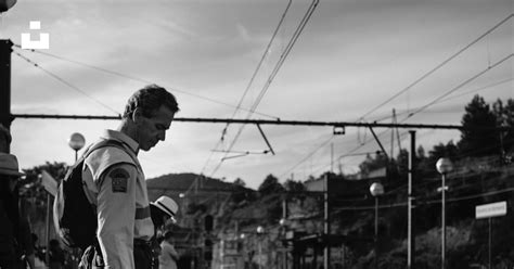 흰색 긴팔 셔츠와 검은색 바지를 입은 남자의 회색조 사진 기차 레일 위를 걷고 있다 사진 Unsplash의 무료 산타 마리아