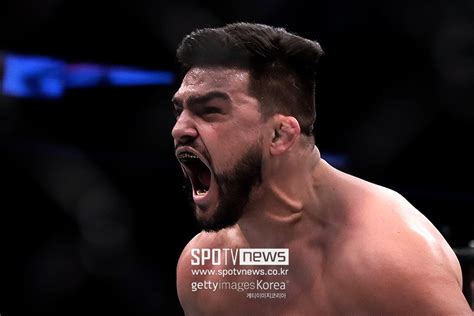 카프킥 장착한 캘빈 개스텔럼 Ufc 복귀전 짜릿한 판정승 네이트 스포츠