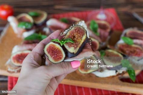 빵 크림 치즈 햄 무화과 소박한 나무 테이블에 바 질와 함께 건강 한 Bruschettas 개념에 대한 스톡 사진 및 기타 이미지 Istock