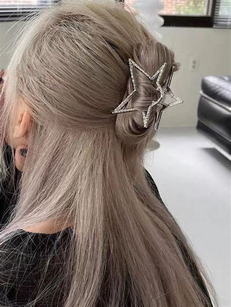 Garra de pelo con diseño de estrella Long hair styles Metallic hair Medium hair styles