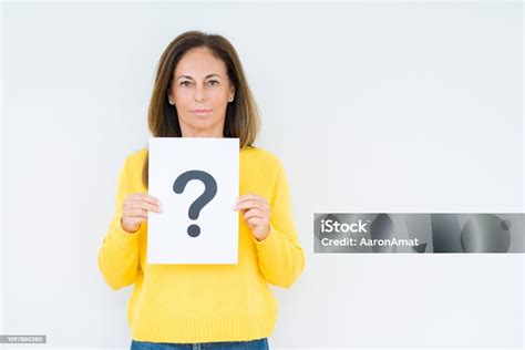중간 나이 여자 생각 하 고 스마트 얼굴 심각한 생각에 자신감이 식으로 고립 된 배경 위에 물음표 기호 종이 들고 갈색 머리에 대한 스톡 사진 및 기타 이미지 Istock