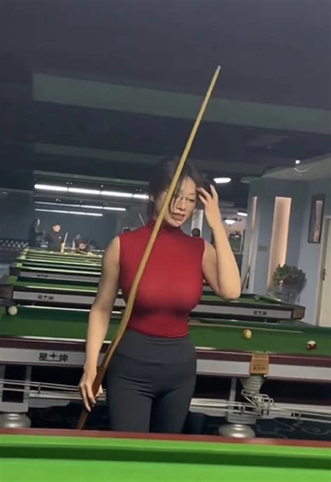 สาวตัวแม่ โชว์เล่นบิลเลียด ทำหลุดโฟกัสหุ่นแซ่บ ก่อนโป๊ะแตกเบื้องหลังเต็มๆ