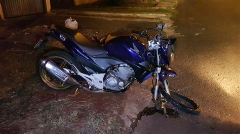 Forte Colisão De Moto Contra Poste Deixa Jovem De 23 Anos Com Fratura