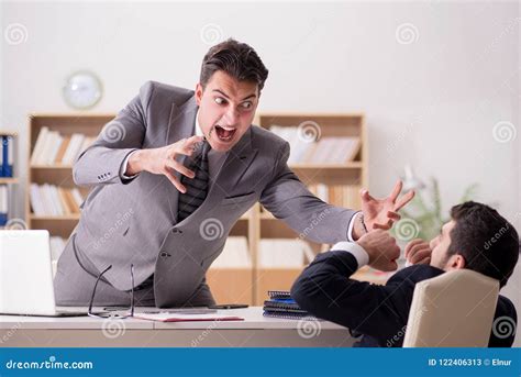 El Jefe Enojado Que Grita En Su Empleado Imagen De Archivo Imagen De