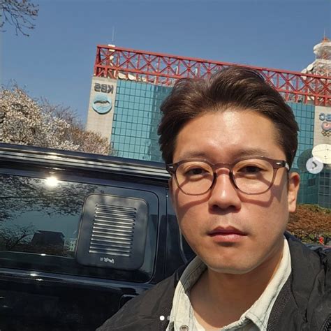 Kim Dae Ho Who Left Mbc Took A Confident Selfie In Front Of Kbs Fi Sportschosun