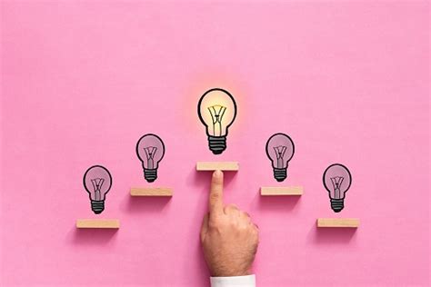 Konsep Ide Cemerlang Dengan Ilustrasi Bola Lampu Dan Pebisnis Foto Stok