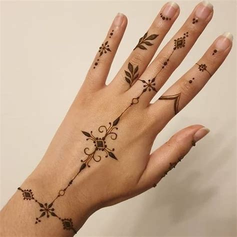 Who knows adlı kullanıcının Henna panosundaki Pin Kına dövmesi El kına Kına dövmeler