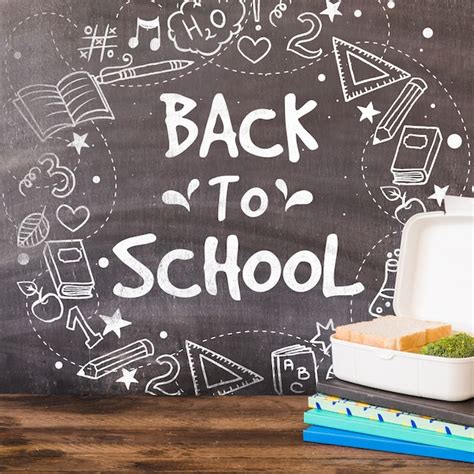 Retour à La Maquette De Lécole Avec De La Craie Sur Le Tableau Noir