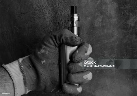 Memegang Rokok Elektronik Atau Perangkat Vaping Foto Stok Unduh