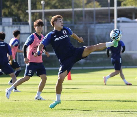 ＜日本代表欧州遠征＞ボール回しをする堂安（撮影・小海途 良幹） スポニチ Sponichi Annex サッカー