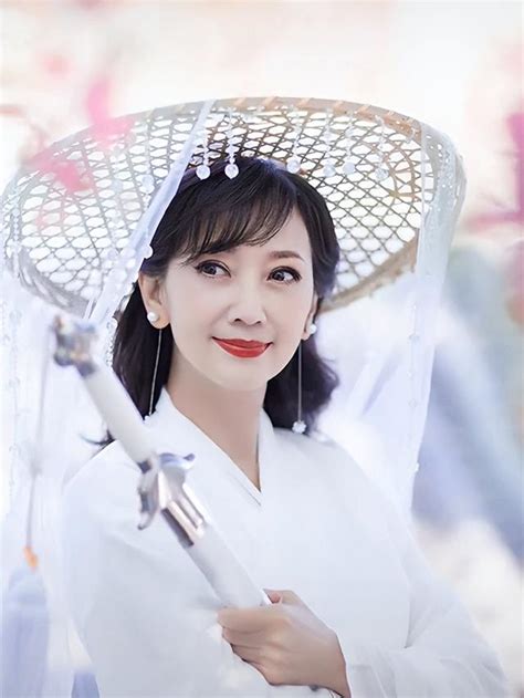 趙雅芝曬古裝照，67歲照樣仙氣飄飄，逆齡顏值不輸當年白娘子 每日頭條