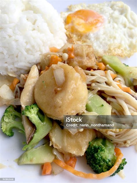 저 어 프라이 노란색 두 부와 야채 쌀과 계란 흰색 배경에 흰색 접시에 중국 새 해 축제를 축 하합니다 건강 한 음식입니다 태국 음식입니다 건강한 생활방식에 대한 스톡 사진