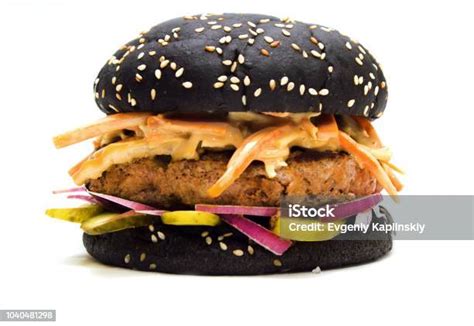 검은 빵 쇠고기 당근 양파와 육즙 햄버거와와 피 클 흰색 배경에 측면 보기 0명에 대한 스톡 사진 및 기타 이미지 0명 고기 굽기 Istock