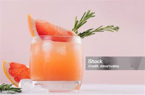 여름 신선한 수 제 자 몽 레몬 얼음 조각 및 밝은 분홍색 배경에 로즈마리 근접 촬영 자몽에 대한 스톡 사진 및 기타 이미지