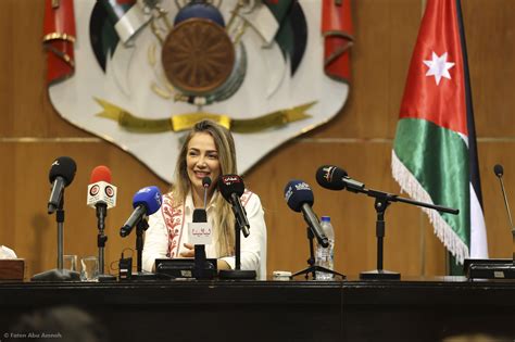 دلال أبو آمنة على مسرح جرش برفقة 100 سيدة فلسطينية وأردنية