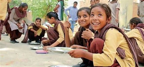 इस स्कूल में पढ़ने की बजाए बच्चे फूंक रहे हैं चूल्हा शिक्षक बनवा रहे