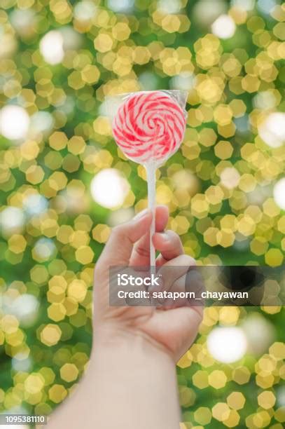 금과 녹색 Bokeh 배경에 빨간색 막대 사탕 사탕 지팡이의 손 잡고 꽃 식물에 대한 스톡 사진 및 기타 이미지 꽃 식물