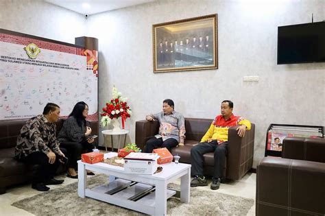 Penjabat Bupati Jemmy Kumendong Ikuti Penandatanganan Serah Terima LKPD