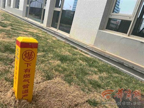 华商记者帮有“爆”字标识的管道在自家窗外 业主担心有安全隐患距离天然气小区