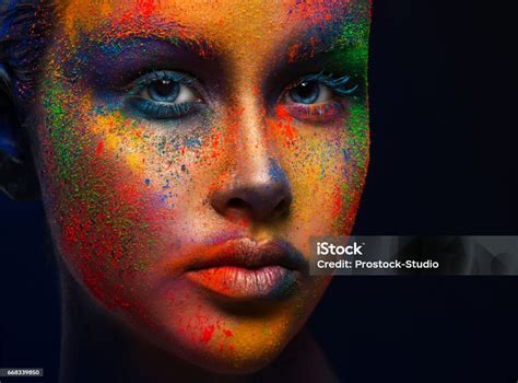 메이크업 패션 모델 근접 촬영 초상화의 크리에이 티브 아트 화장용 브러시에 대한 스톡 사진 및 기타 이미지 화장용 브러시 예술 사람 얼굴 Istock