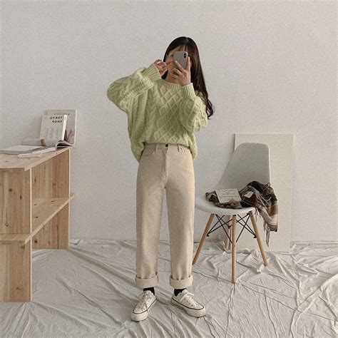 핏으로 사랑받는 에이와비 화사한 컬러감의 꽈배기라운드니트 적당한 크기의 꽈배기 짜임이 밋밋함