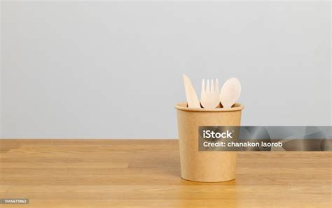 환경 친화적 인 식품 포장 종이 재활용 제로 폐기물 천연 제품 자연과 재활용 개념의 음식 일회용 케이터링을위한 종이 상자 배경에